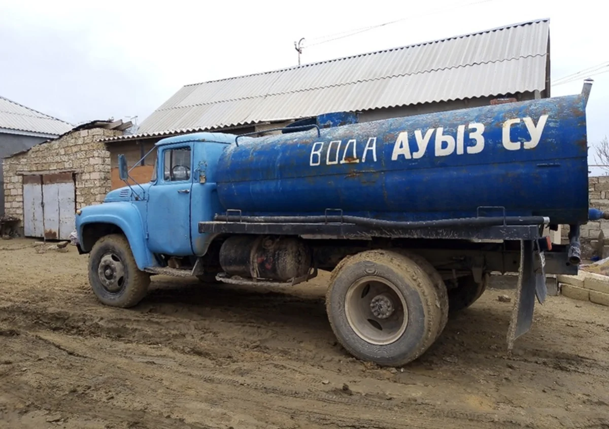 В очередь за водой в Мангистау собираются до 180 человек